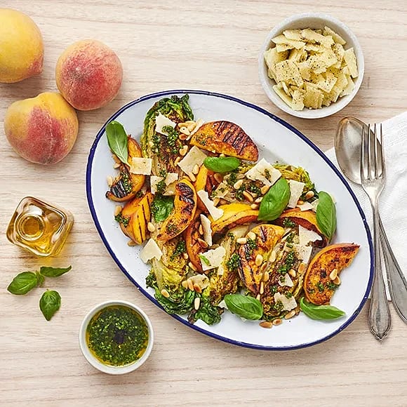 Sallad med grillade persikor, hjärtsallad och parmesan | Recept ICA.se