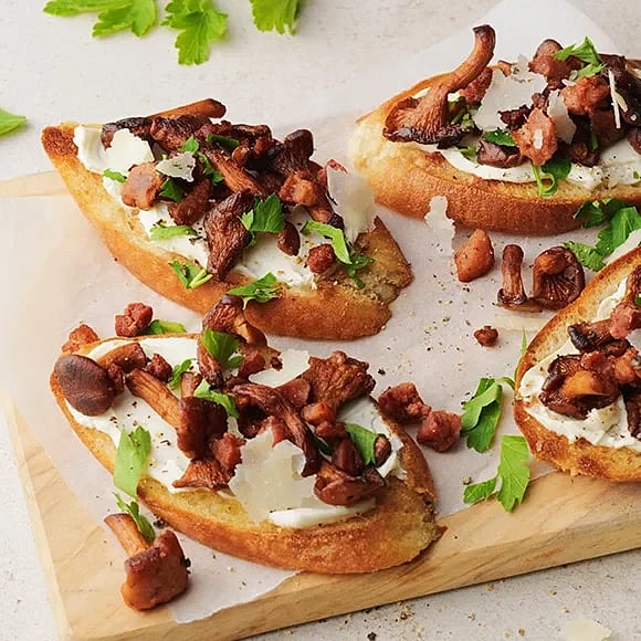 Kantarelltoast med färskost och bacon | Recept ICA.se