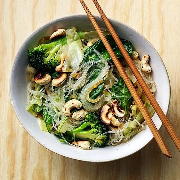 Wok med glasnudlar och kål | Recept ICA.se