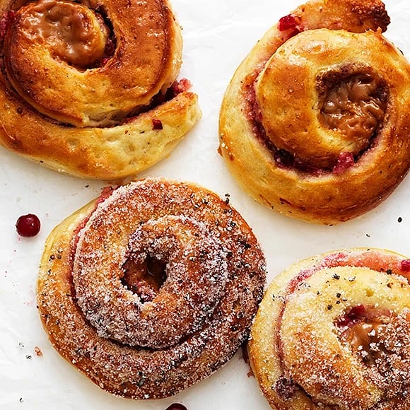 Bullar med lingon och kola | Recept ICA.se