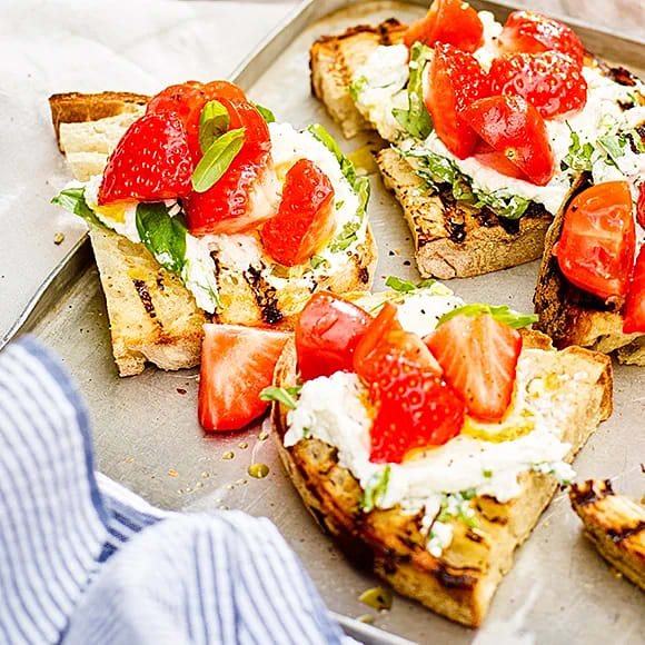 Grillad levain med örtricotta, tomat och jordgubbar | Recept ICA.se