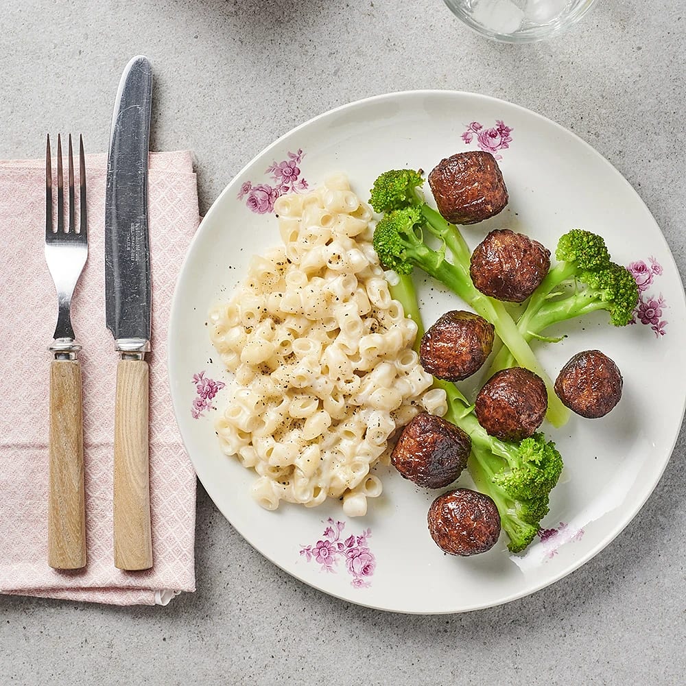 Stuvade makaroner med vegobollar och broccoli | Recept ICA.se