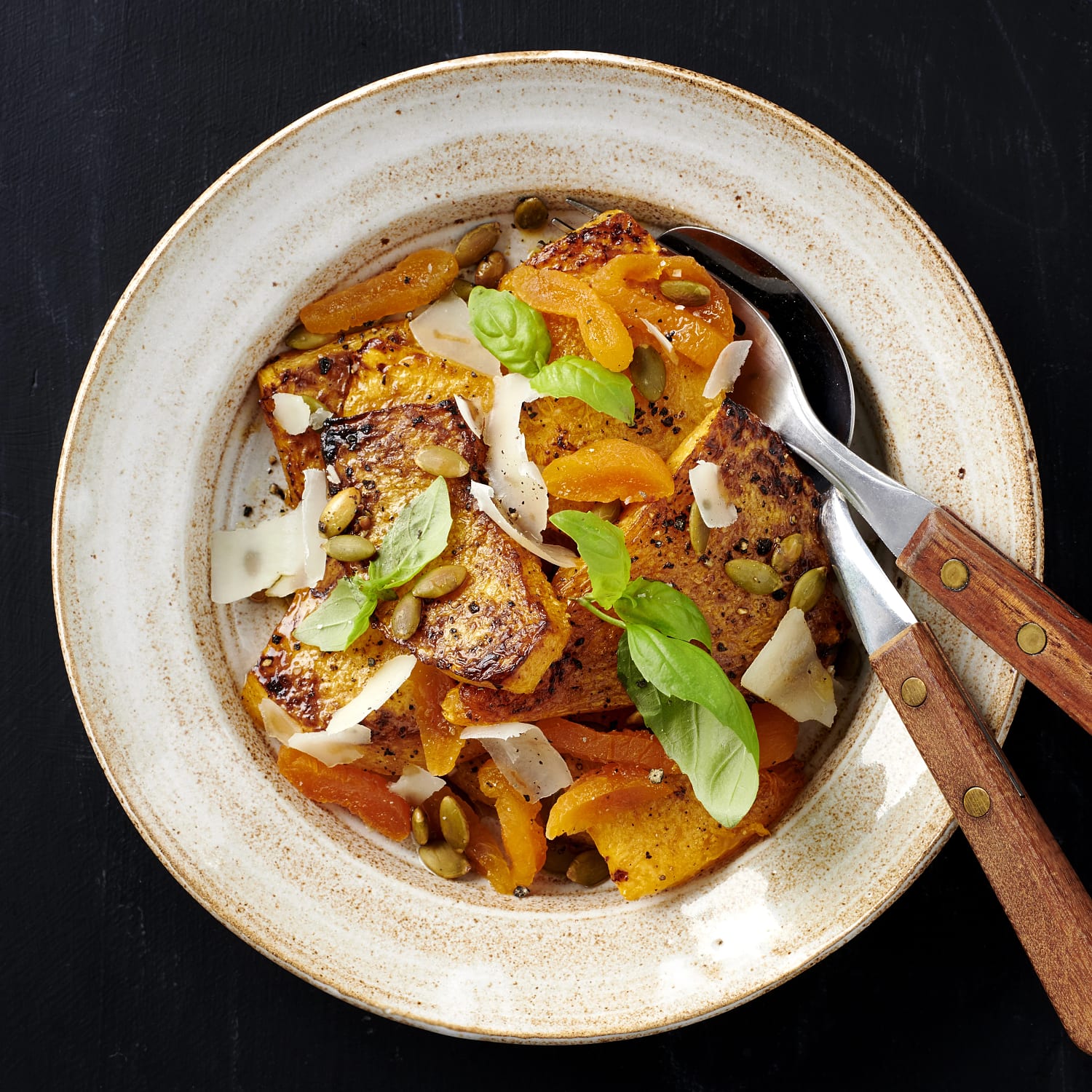Stekt pumpa med aprikoser, pumpakärnor och pecorino | Recept ICA.se