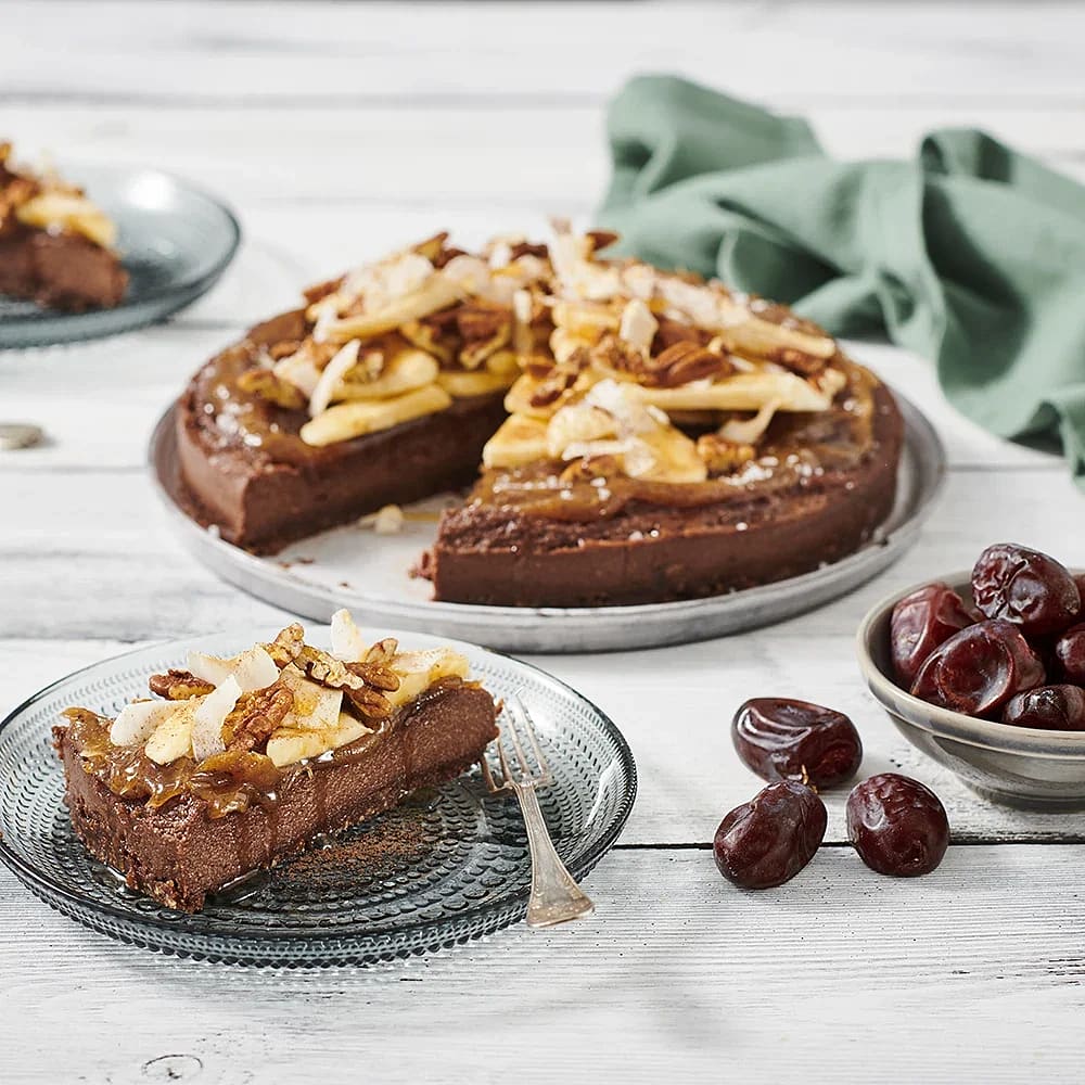 Raw cheesecake med banan, dadlar och kolasås | Recept ICA.se