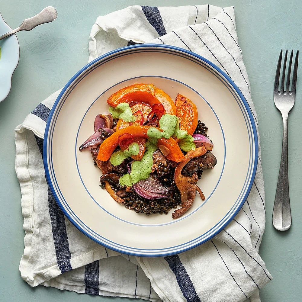 Rostad pumpa med belugalinser, svamp och tahinisås | Recept ICA.se