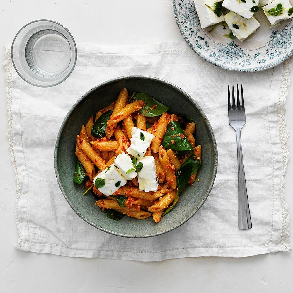 Pasta med chilipesto och marinerad fetaost | Recept ICA.se
