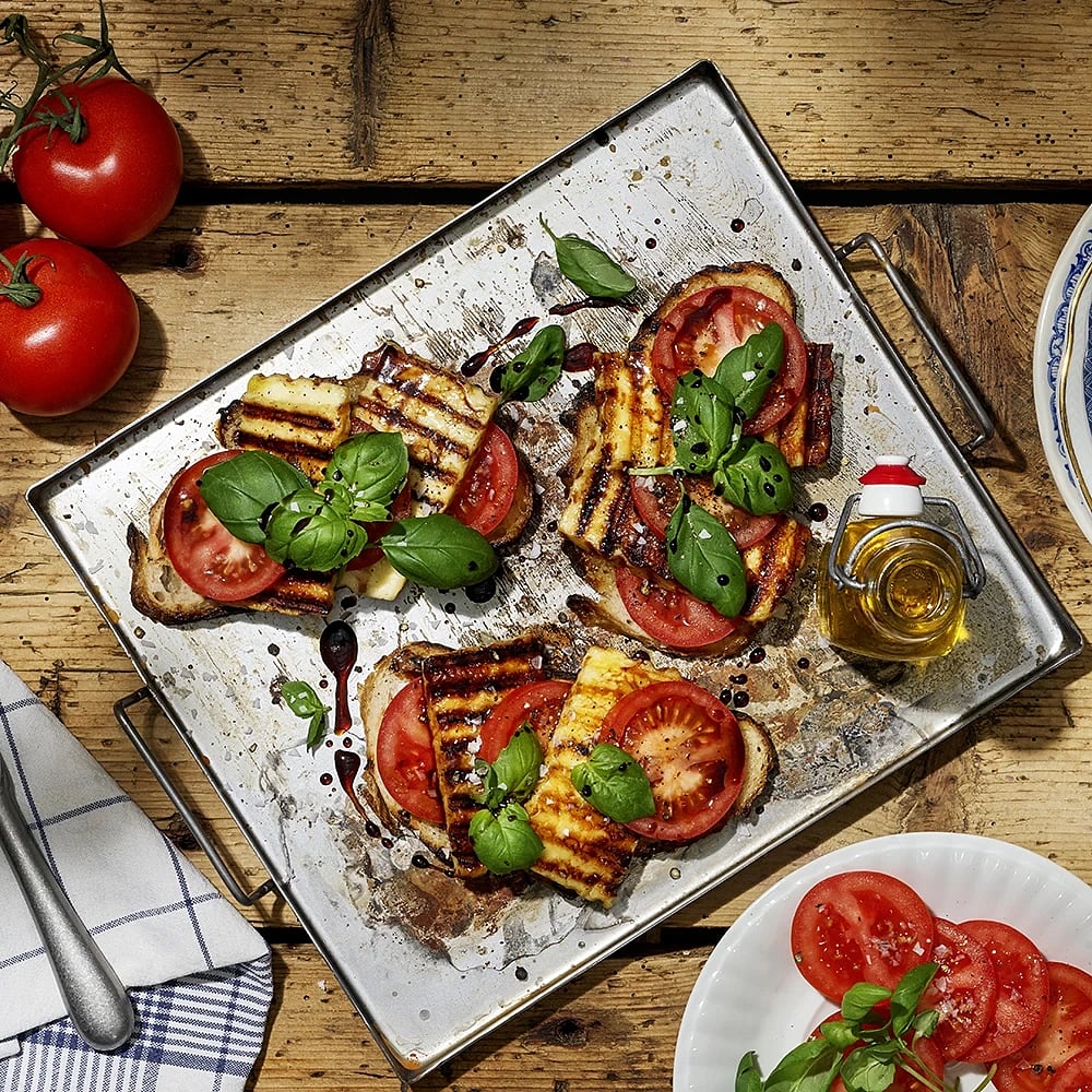 Caprese med grillost på grillat surdegsbröd | Recept ICA.se