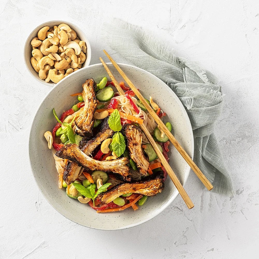 Baby back ribs med nudelsallad, lime och mynta | Recept ICA.se