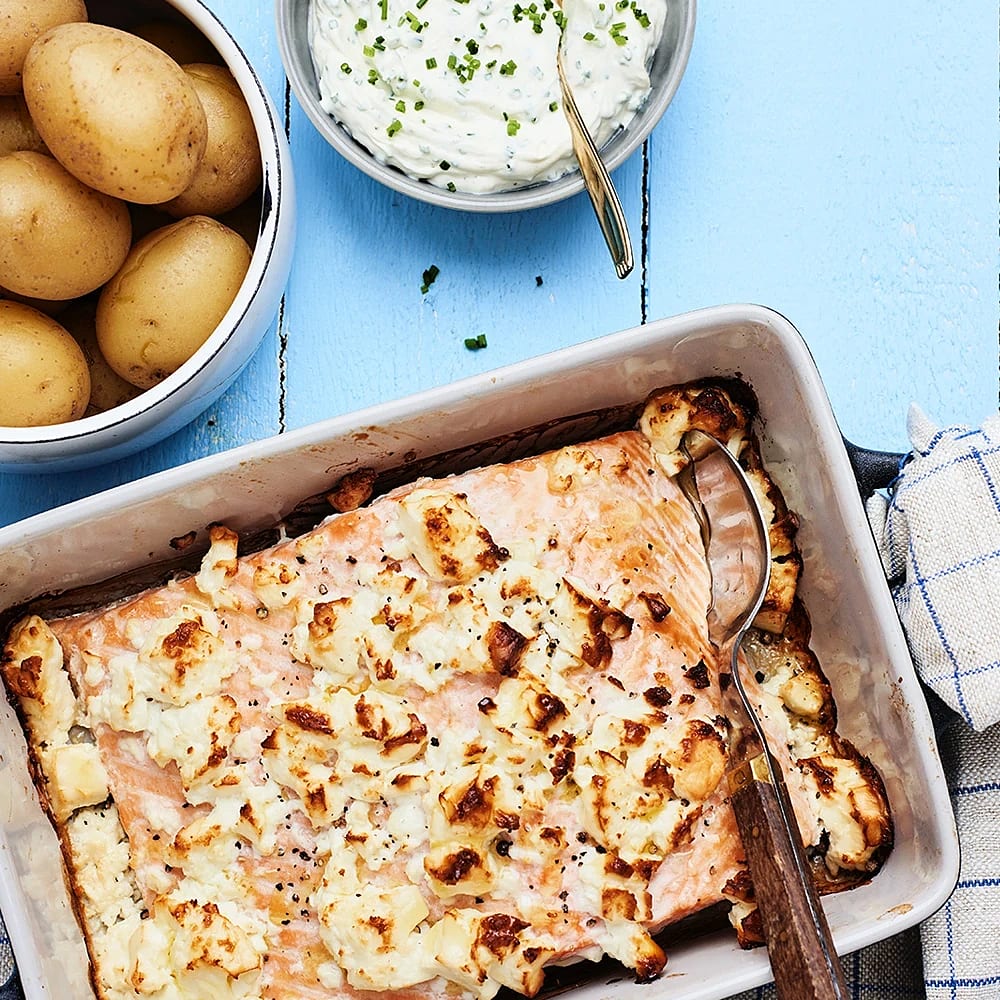 Fetaostbakad lax med gräslökscrème och potatis | Recept ICA.se