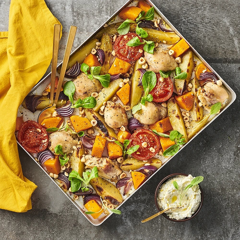 Butternut pumpa i ugn med potatis, kycklinglår och ostkräm | Recept ICA.se