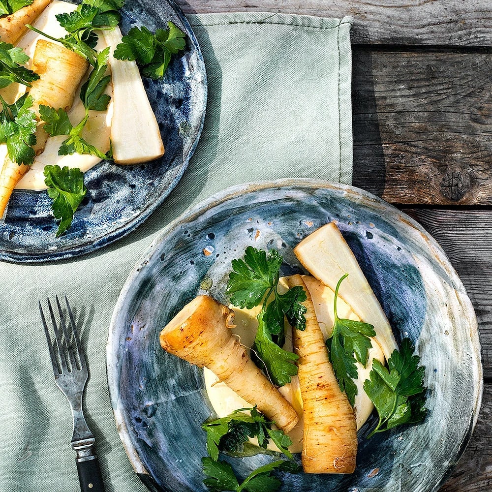 Dillkokta persiljerötter med kikärtskräm och persilja | Recept ICA.se