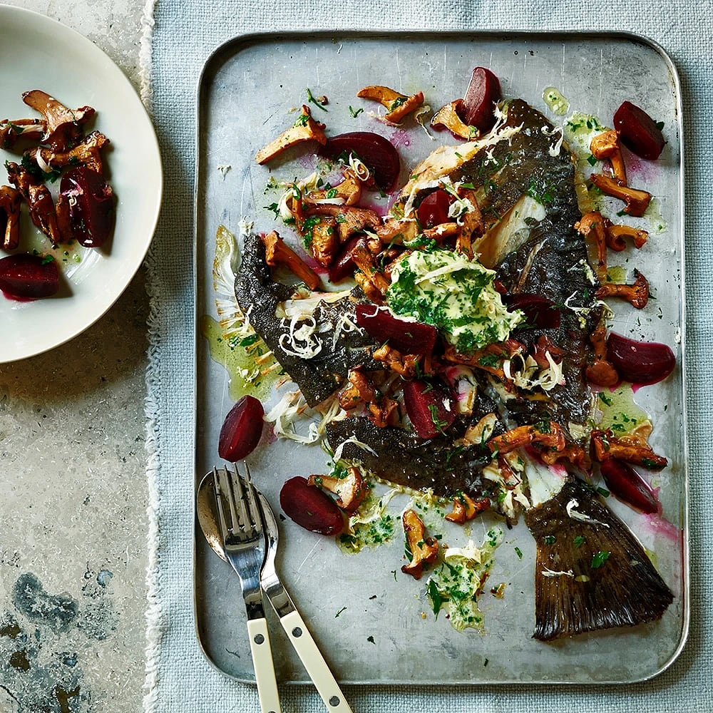 Smörstekt piggvar med kantareller och rödbetor | Recept ICA.se