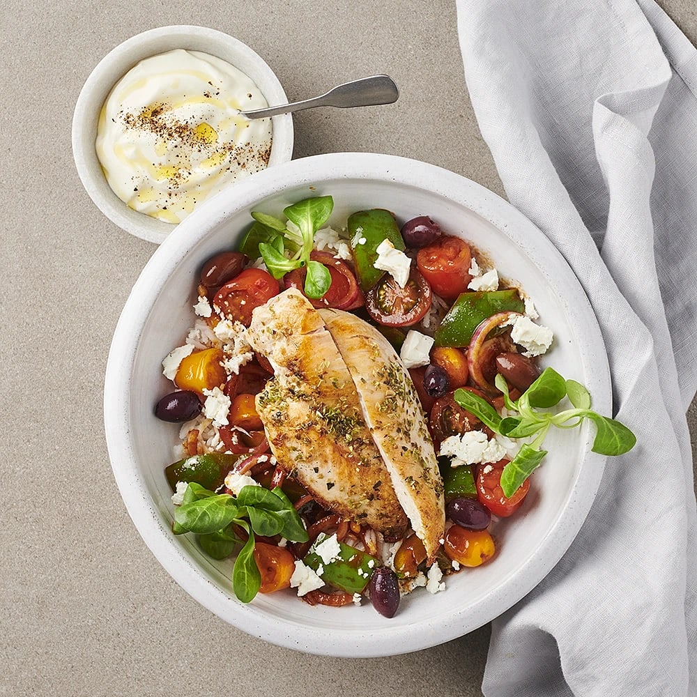 Kyckling med ljummen grekisk sallad | Recept ICA.se