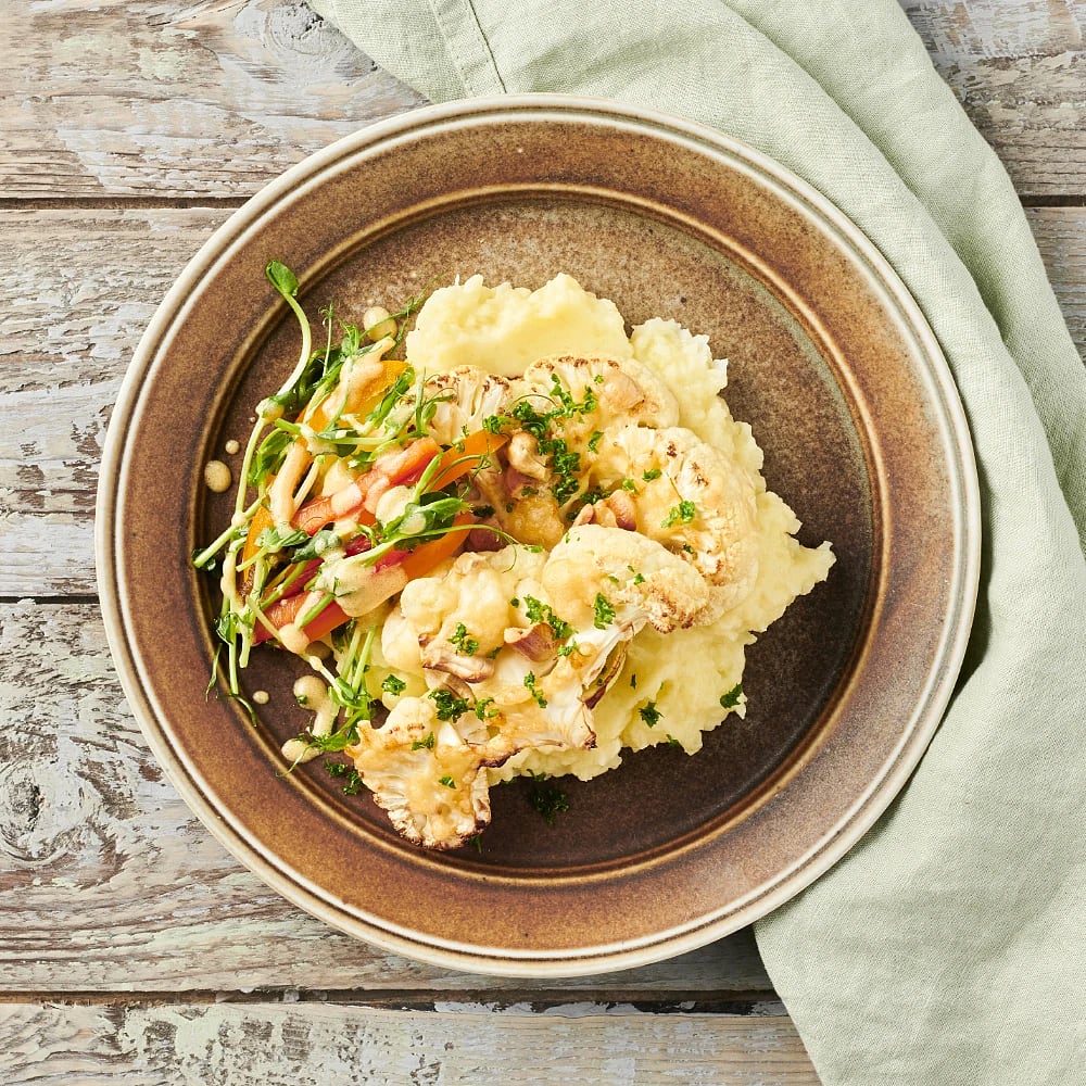 Ost- och persiljegratinerad blomkål med rostat vitlöksmos | Recept ICA.se