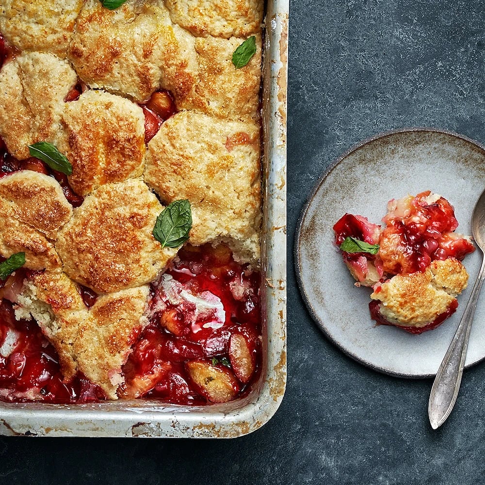 Cobbler med plommon och mynta | Recept ICA.se