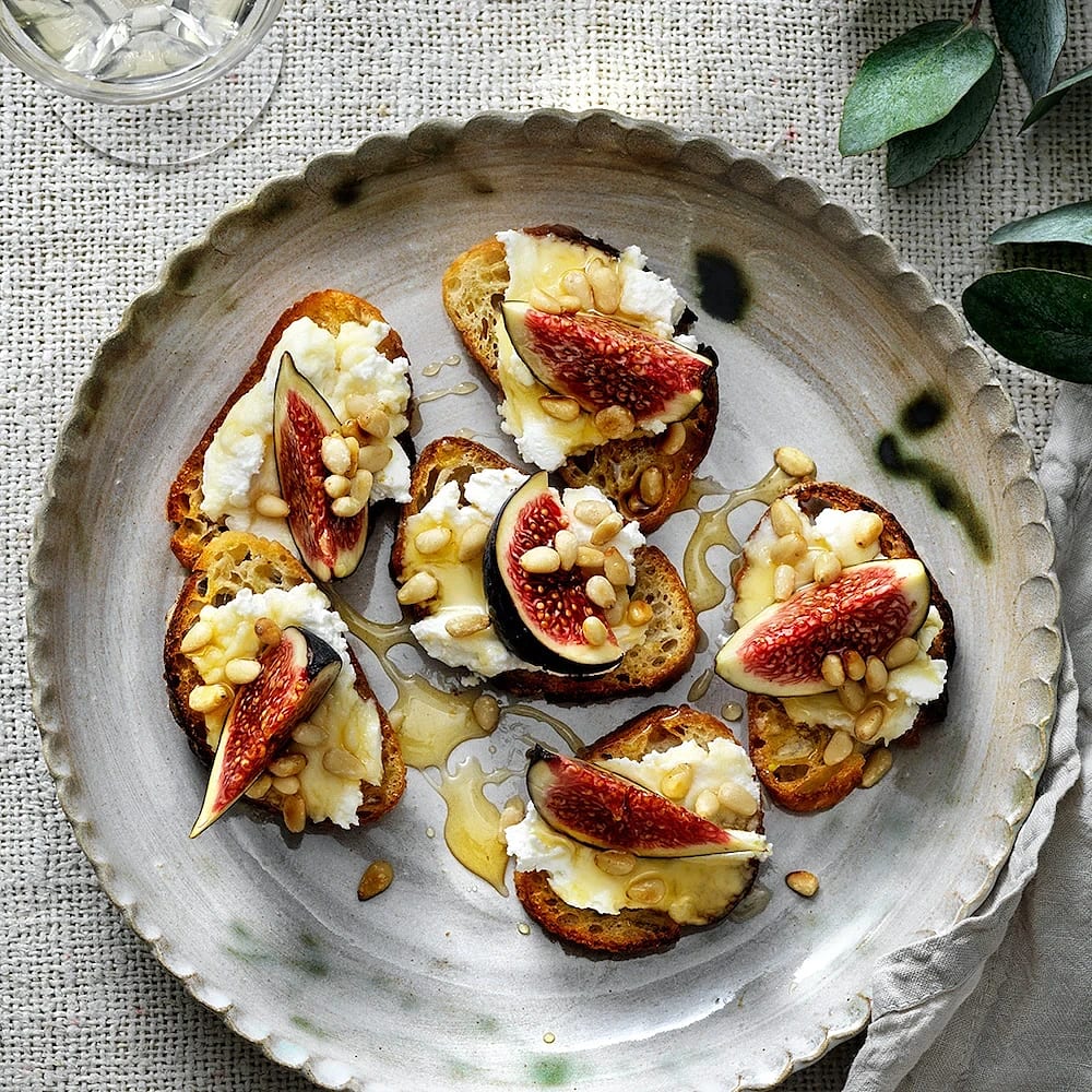 Toast med fikon, ricotta och pinjenötter | Recept ICA.se