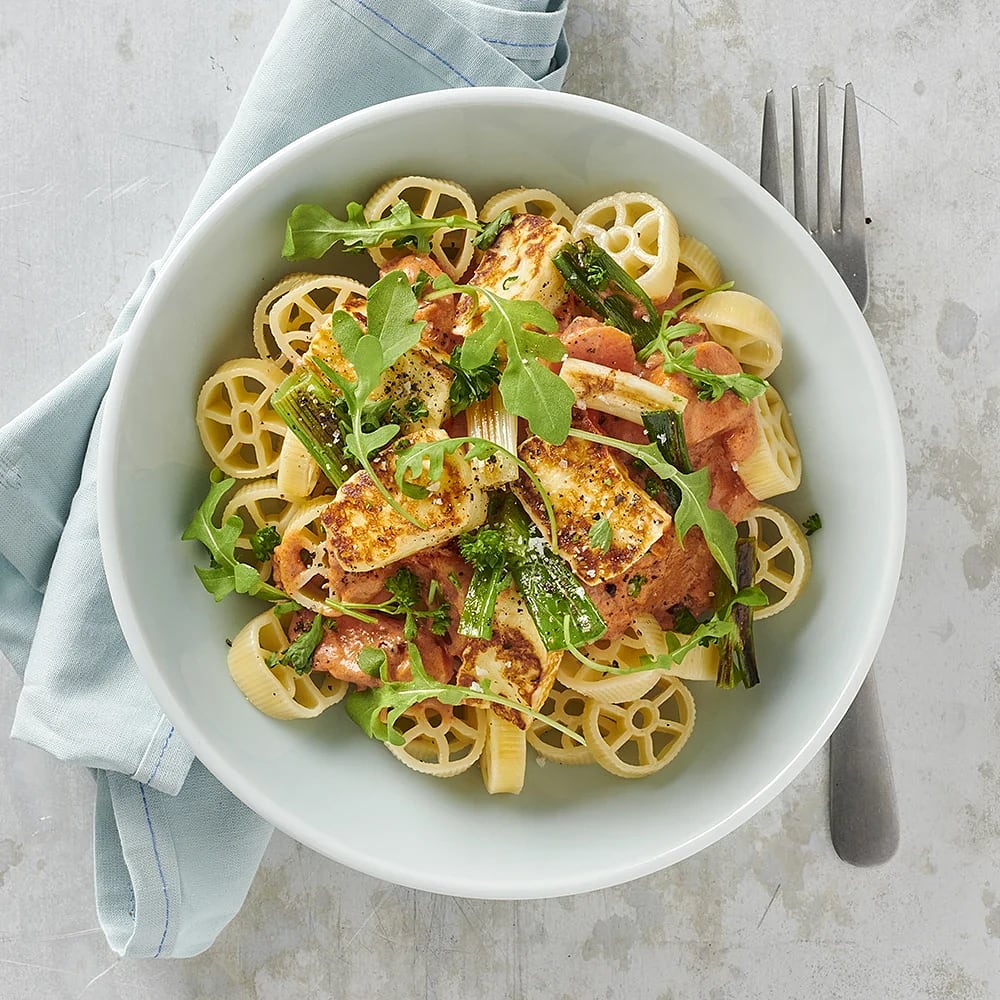 Pasta med tomatsås och grillost | Recept ICA.se