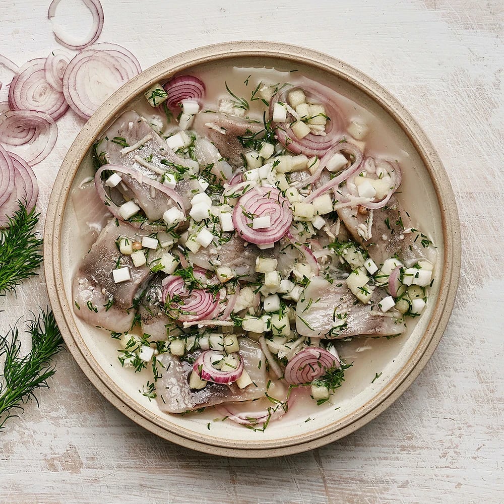 Inlagd sill med äpple, dill och pepparrot | Recept ICA.se