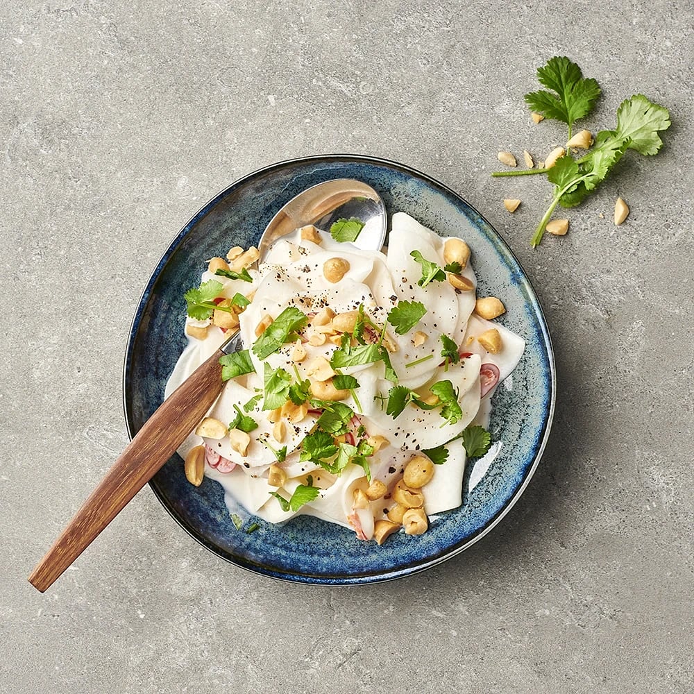 Slaw på majrova med jordnötter och koriander | Recept ICA.se