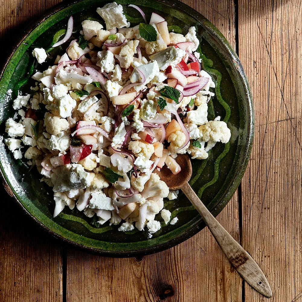 Krispig blomkålssallad med äpple och fetaost | Recept ICA.se
