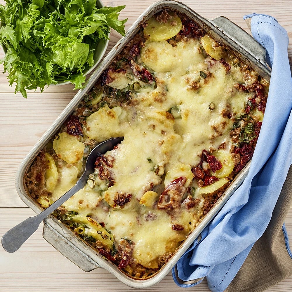 Krämig gratäng med potatis och soltorkad tomat | Recept ICA.se