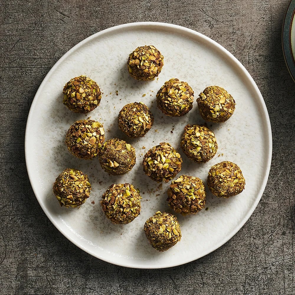 Rawboll på dadlar med apelsin, kardemumma och pistage | Recept ICA.se