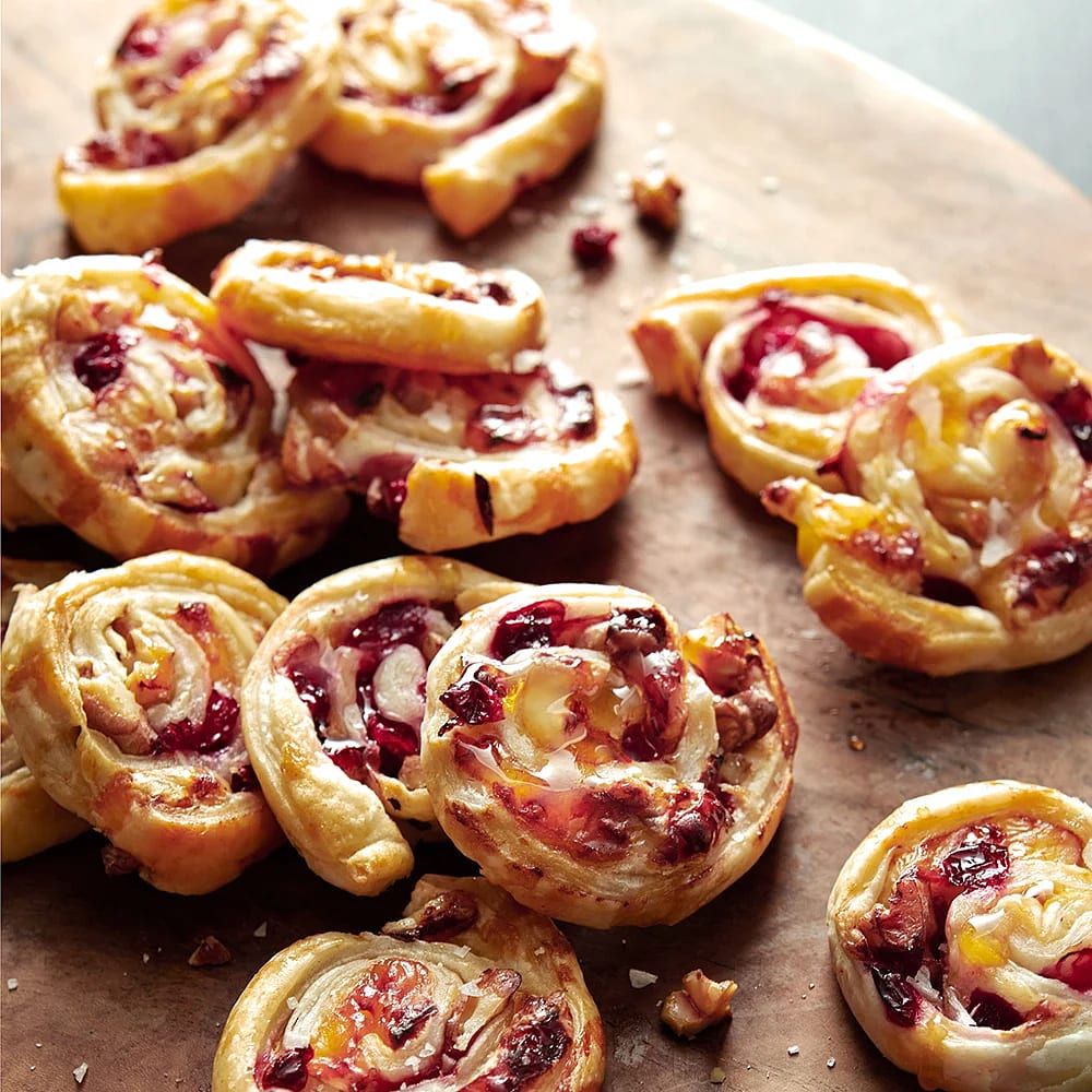 Smördegssnurror med lingon och brie | Recept ICA.se