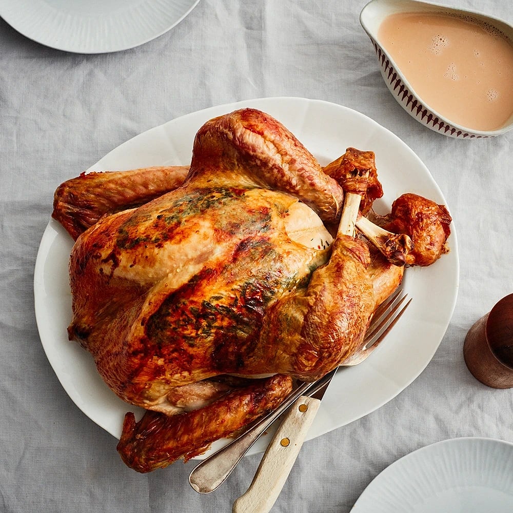 Helstekt kalkon med salvia, citron och vitlök | Recept ICA.se