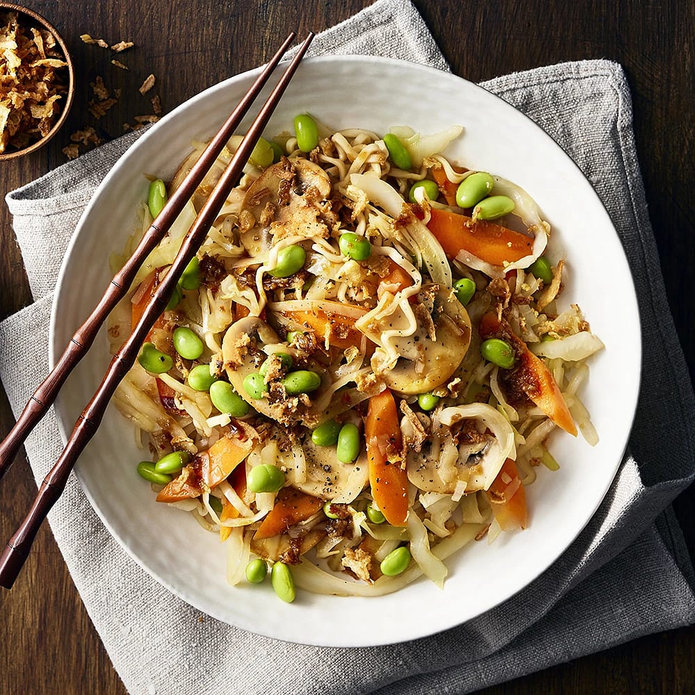 Vitkålsnudlar med champinjoner och sojabönor | Recept ICA.se