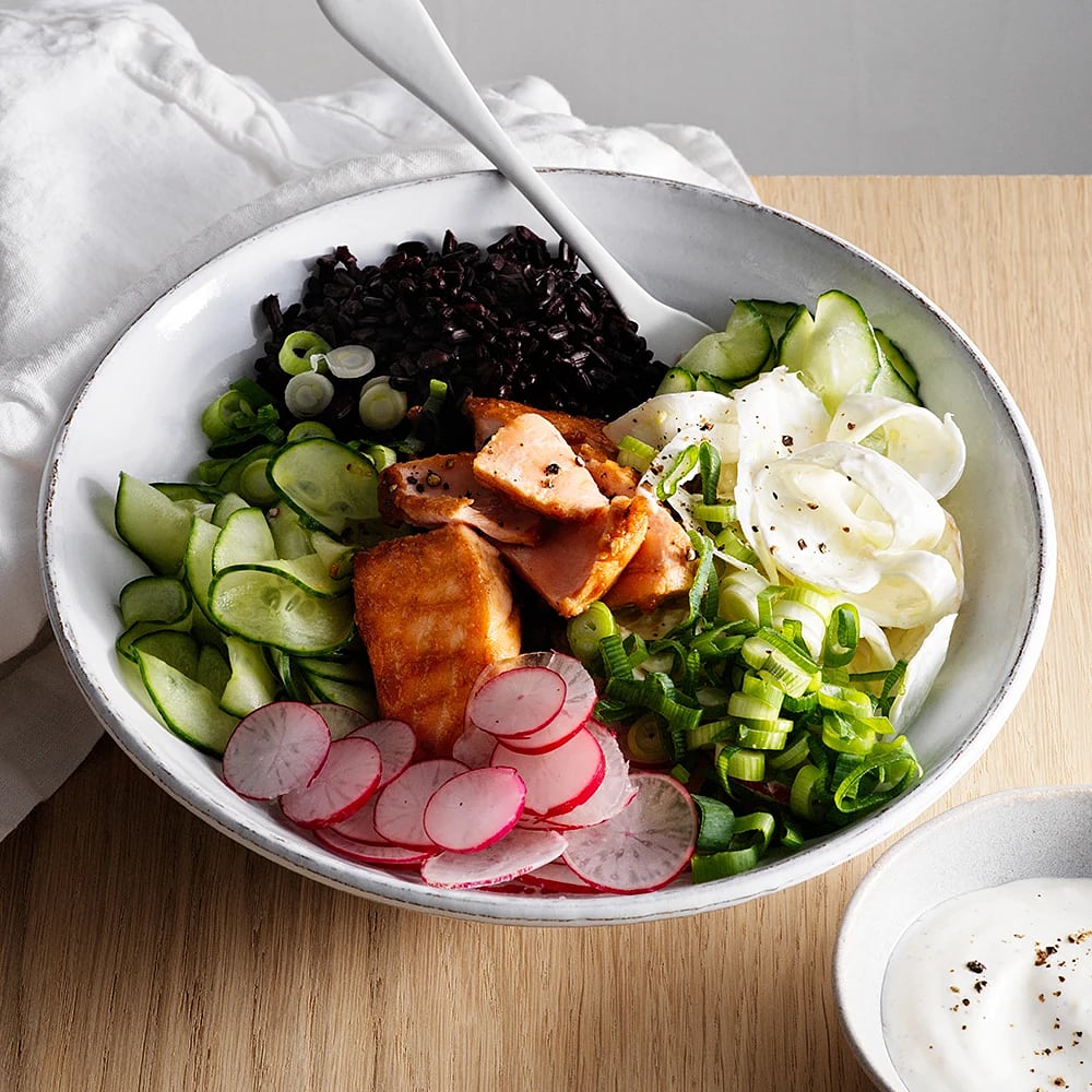 Bowl med misobakad lax, fänkålsslaw och svart ris | Recept ICA.se