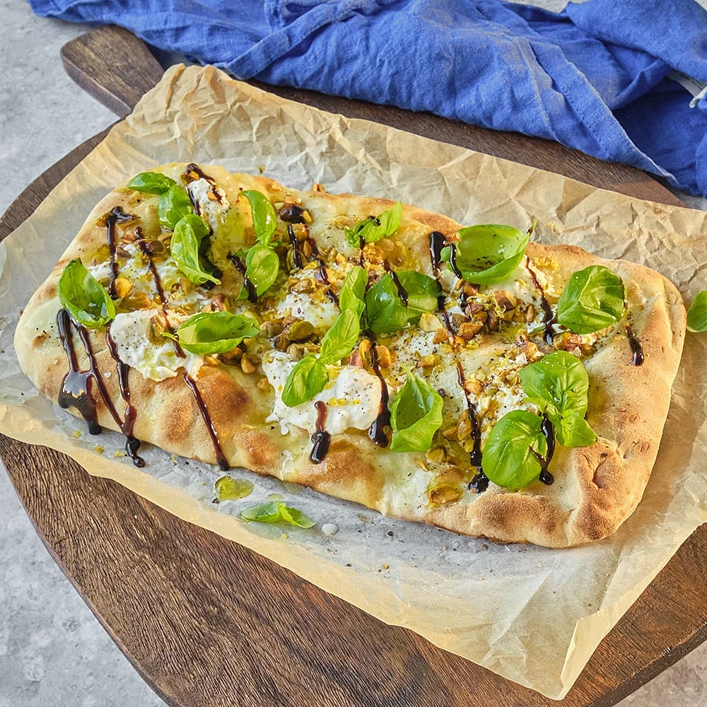 Pinsa med burrata, pistage och citron | Recept ICA.se