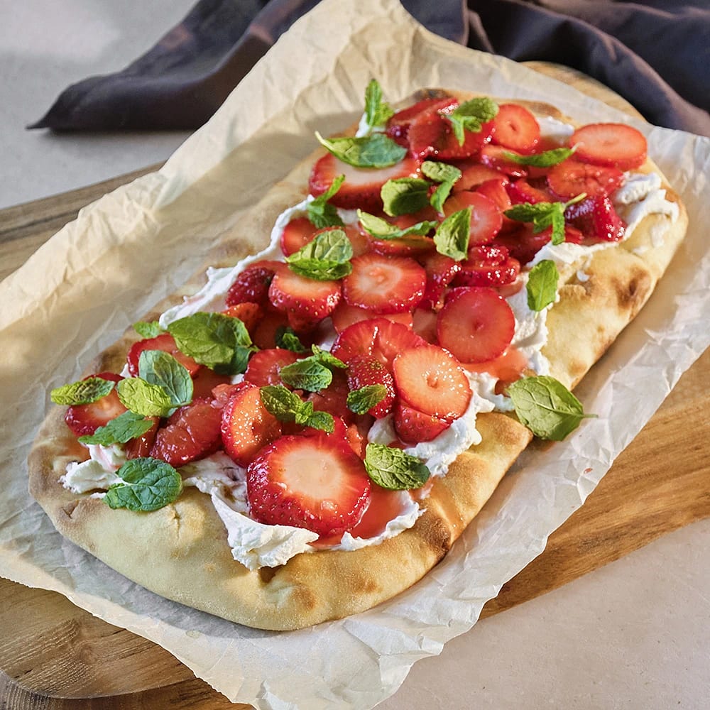 Pinsa med mascarpone och limesockrade jordgubbar | Recept ICA.se