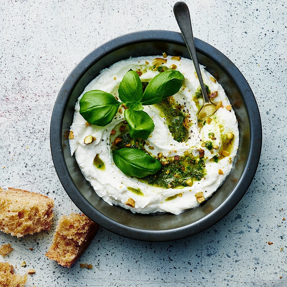 Labneh med pesto och nötter | Recept ICA.se