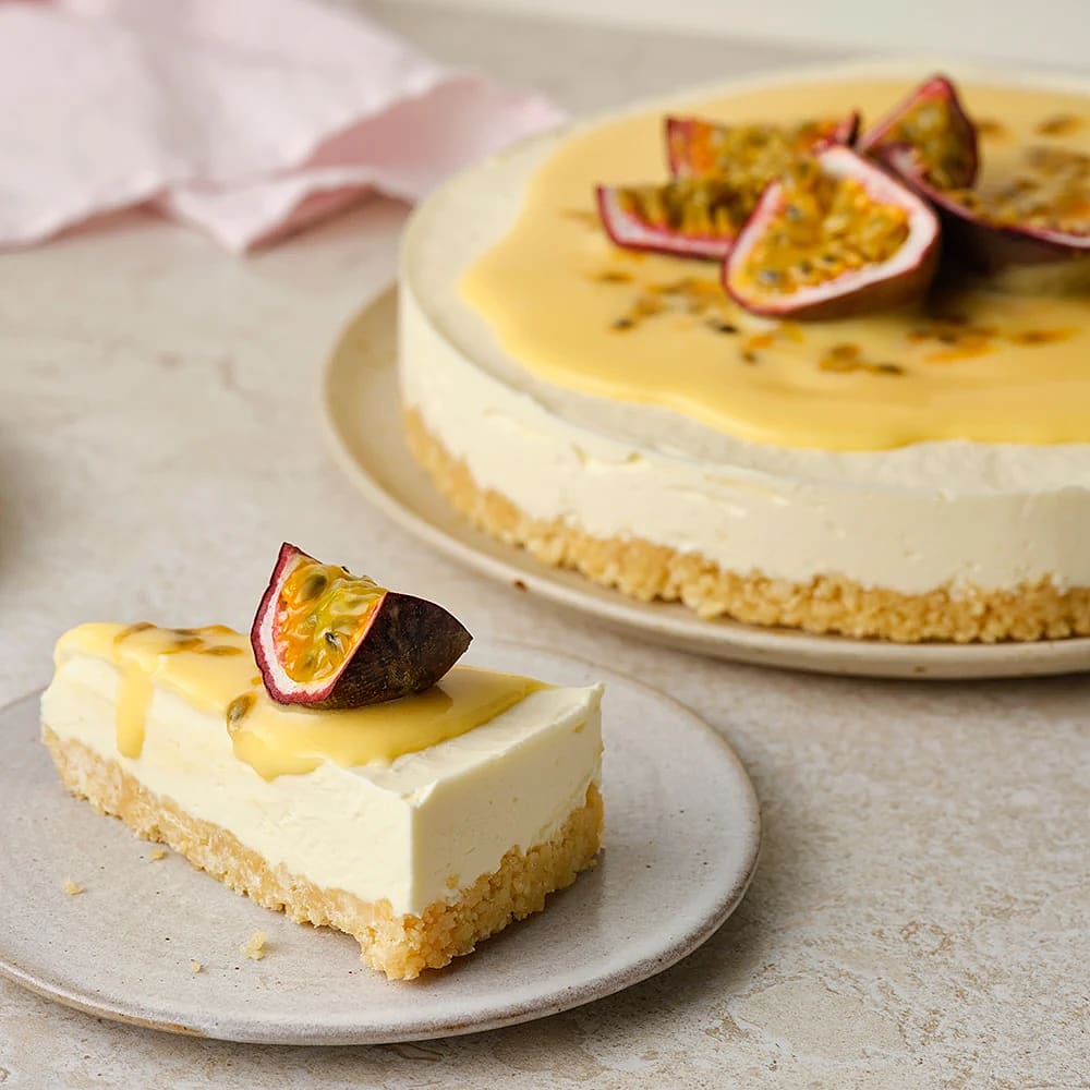 Fryst vit chokladmoussetårta med passionsfrukt | Recept ICA.se