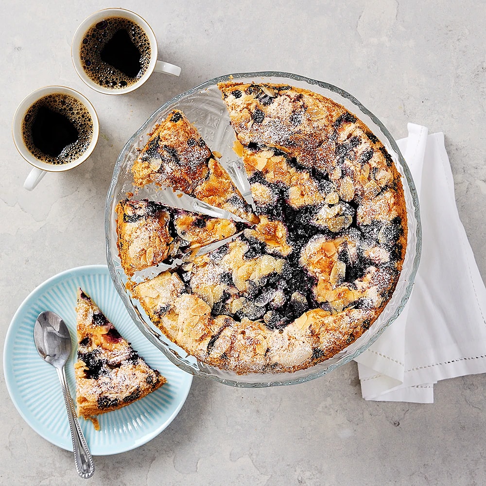 Kaka med mandel och blåbär | Recept ICA.se