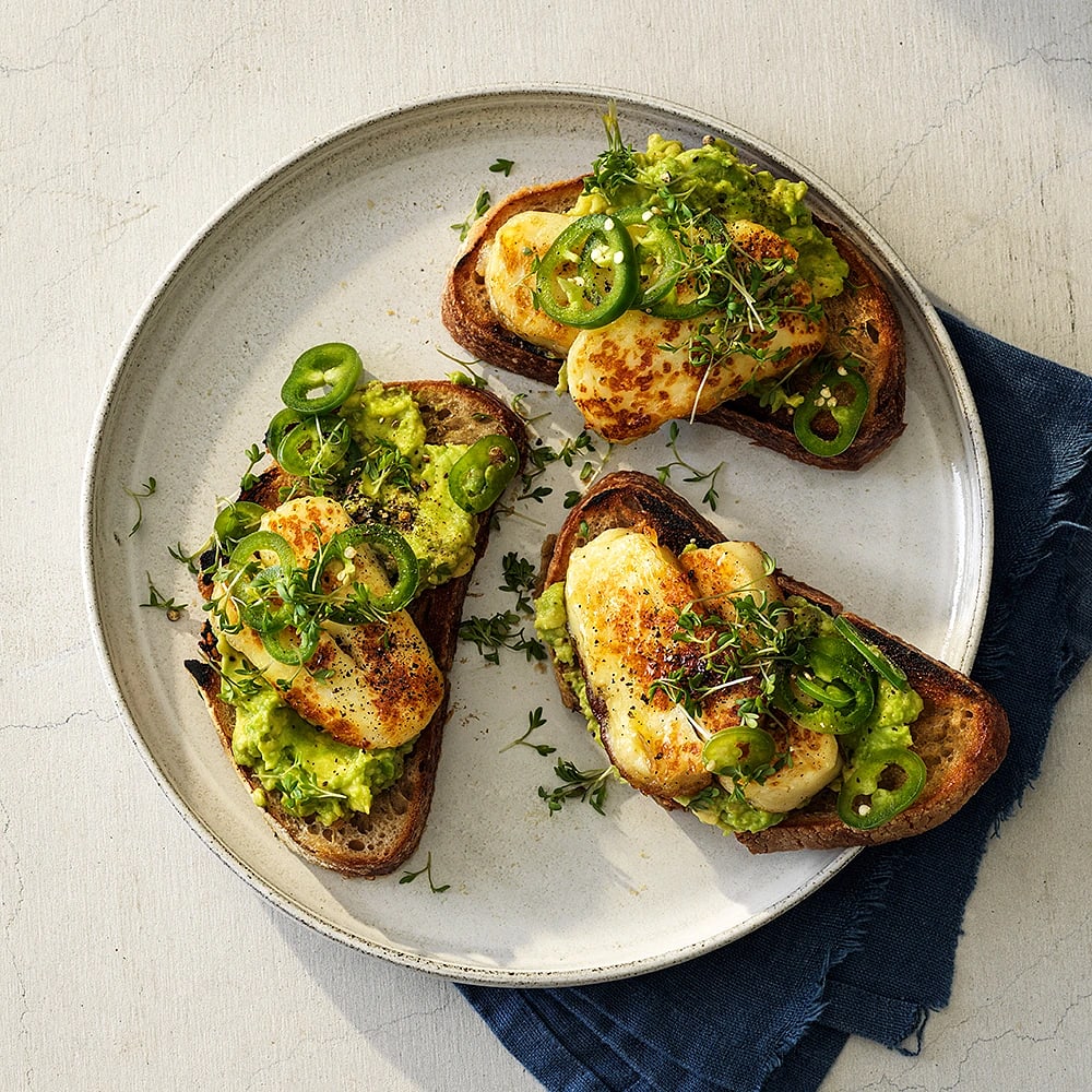 Rostat surdegsbröd med halloumi och avokado | Recept ICA.se