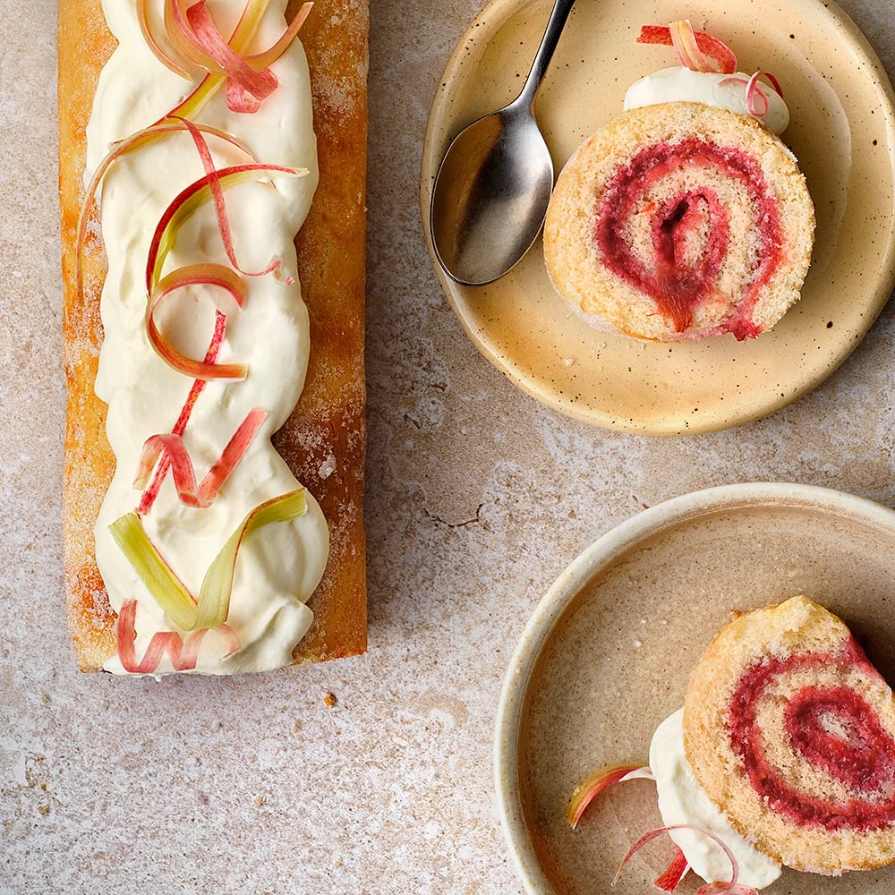 Rulltårta med rabarber | Recept ICA.se