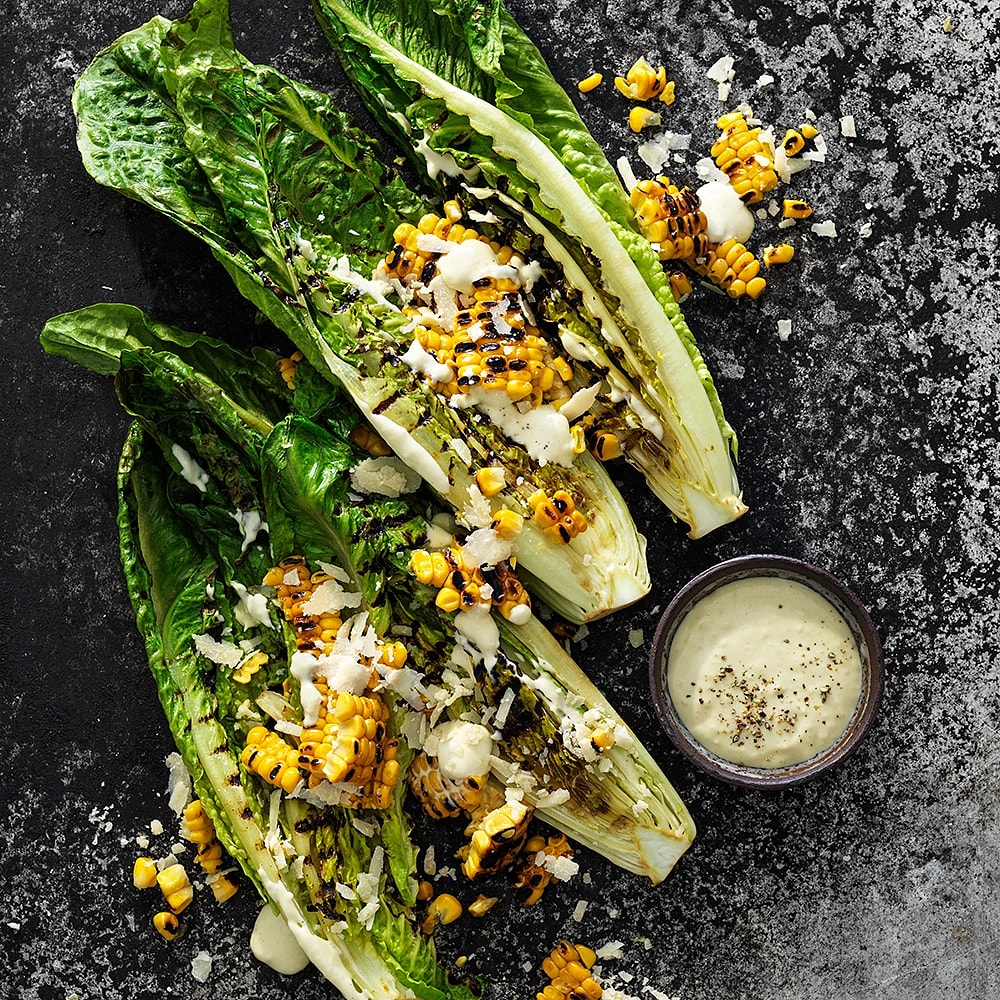 Grillad romansallad och majs med caesardressing | Recept ICA.se