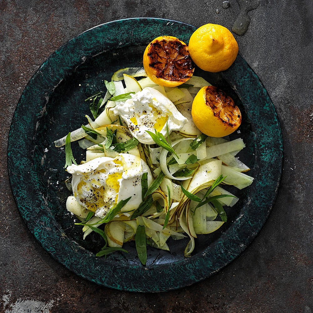 Sallad med kålrabbi, päron, burrata och grillad citron | Recept ICA.se