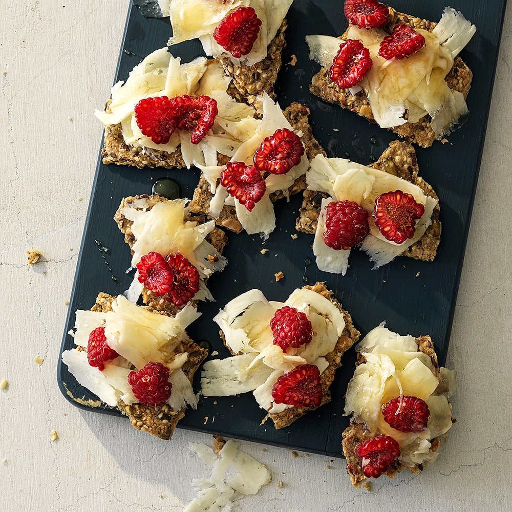 Fröknäcke med hyvlad halloumi och hallon | Recept ICA.se