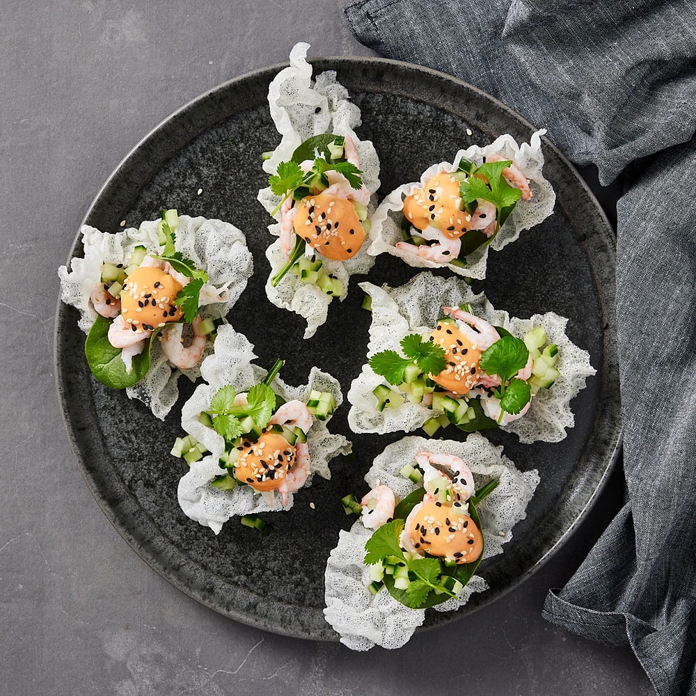 Friterat rispapper med räkor och srirachamajjo och gurka | Recept ICA.se