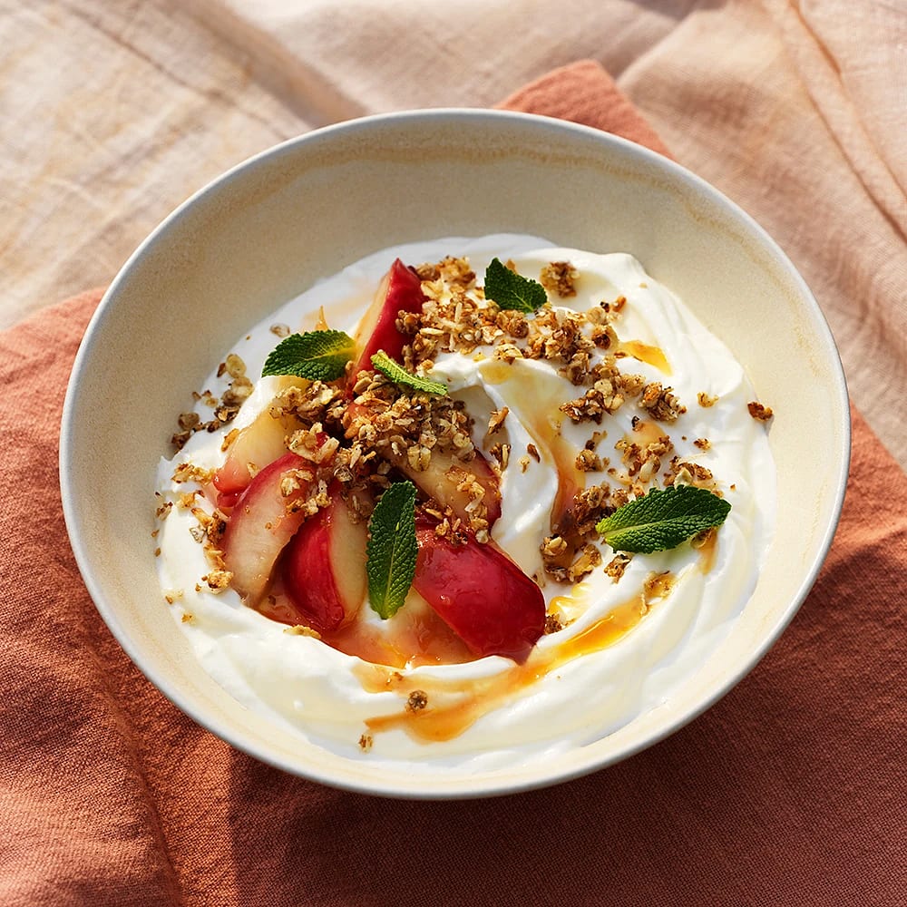 Yoghurt med stekt nektarin och kokoshavre | Recept ICA.se