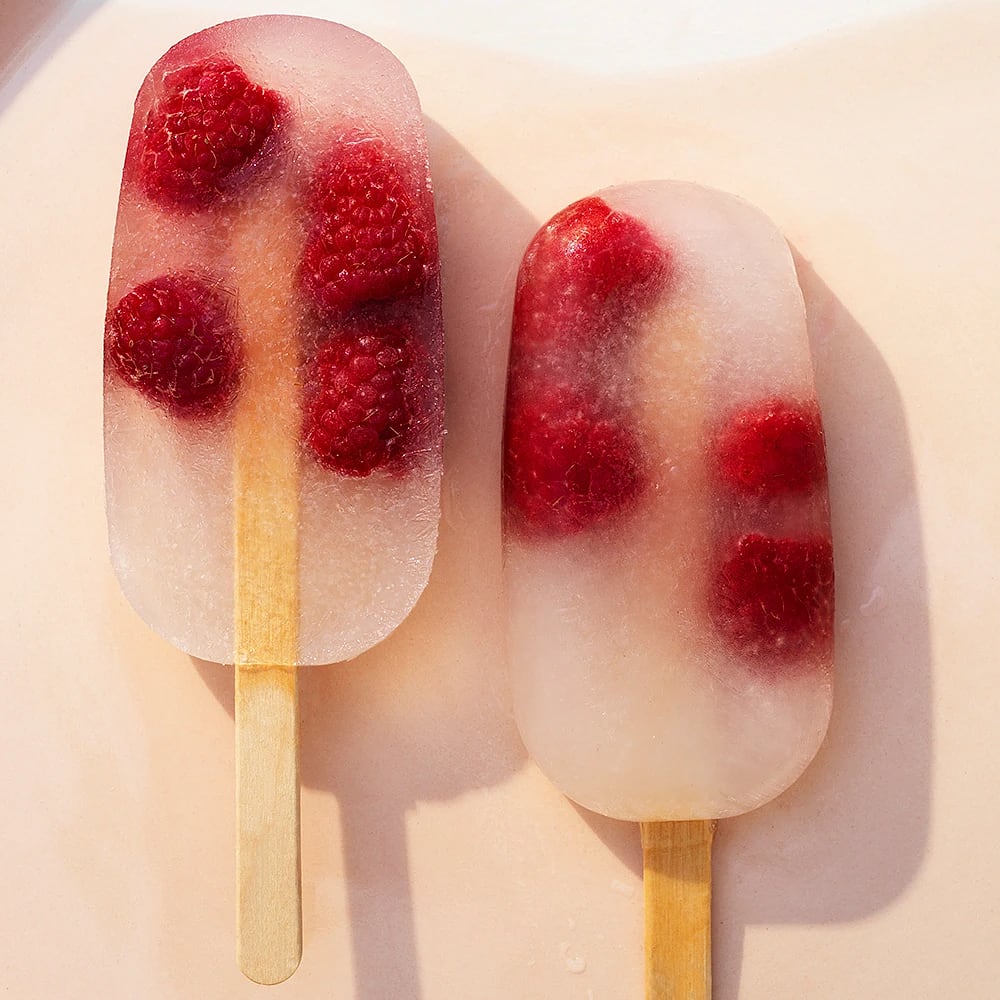 Isglass med hallon och fläder | Recept ICA.se