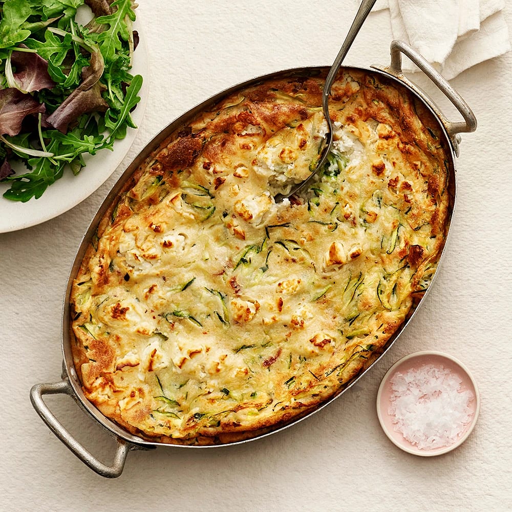 Ugnspannkaka med zucchini, soltorkad tomat och fetaost | Recept ICA.se