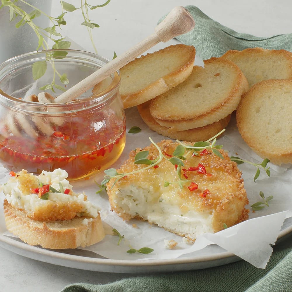 Friterad färskost med chilihonung | Recept ICA.se