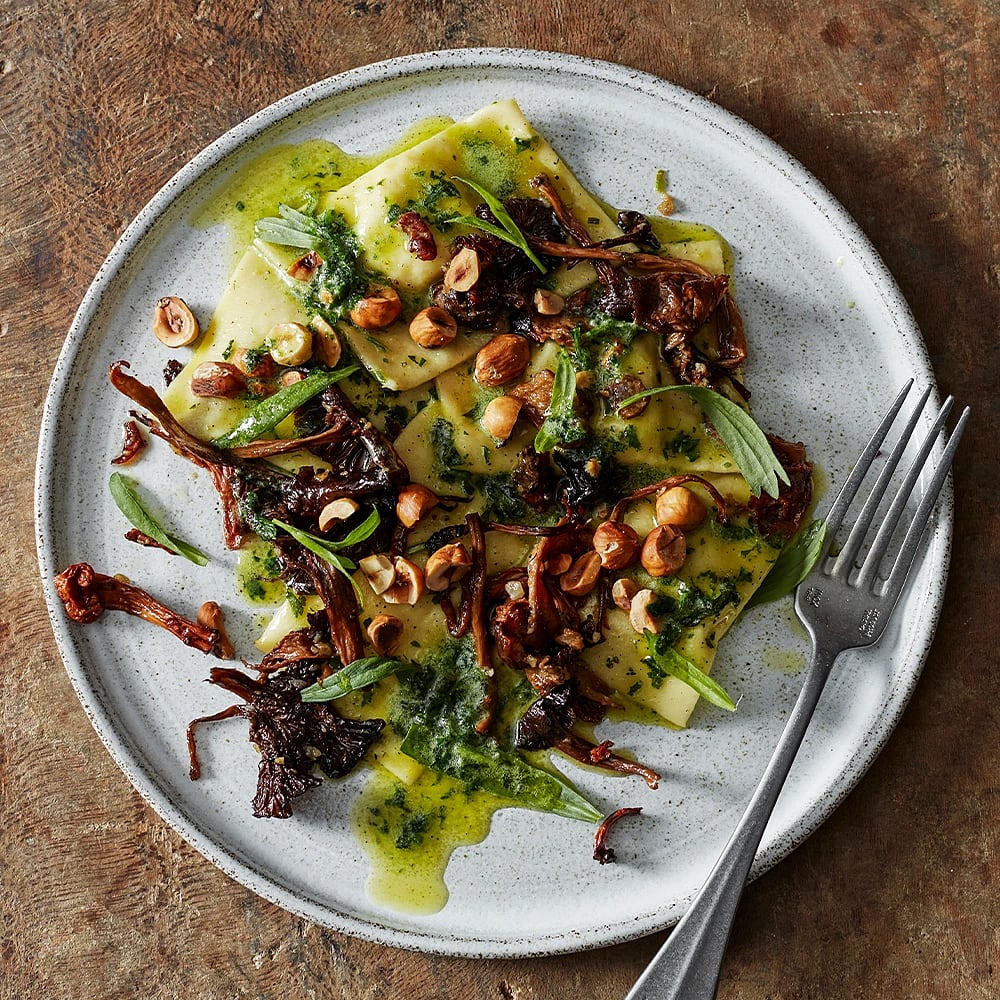 Ravioli med dragonsmör, svamp och hasselnötter | Recept ICA.se