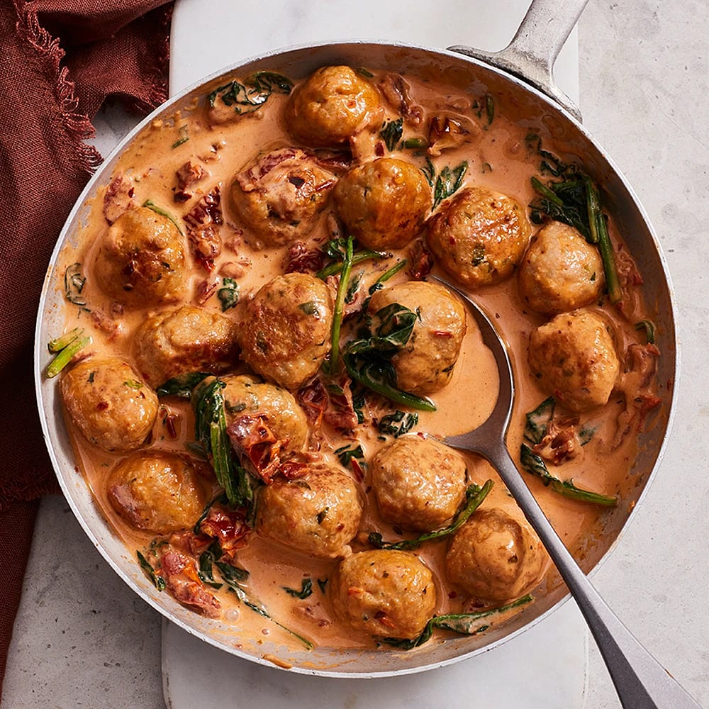 Italienska kycklingköttbullar i gräddig sås | Recept ICA.se