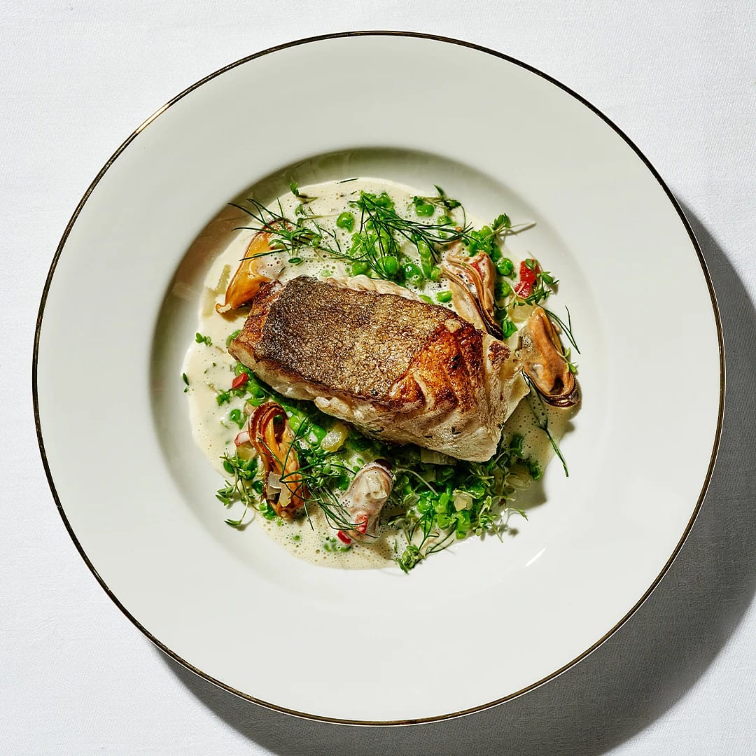 Torskrygg med velouté, musslor och krossade ärtor | Recept ICA.se