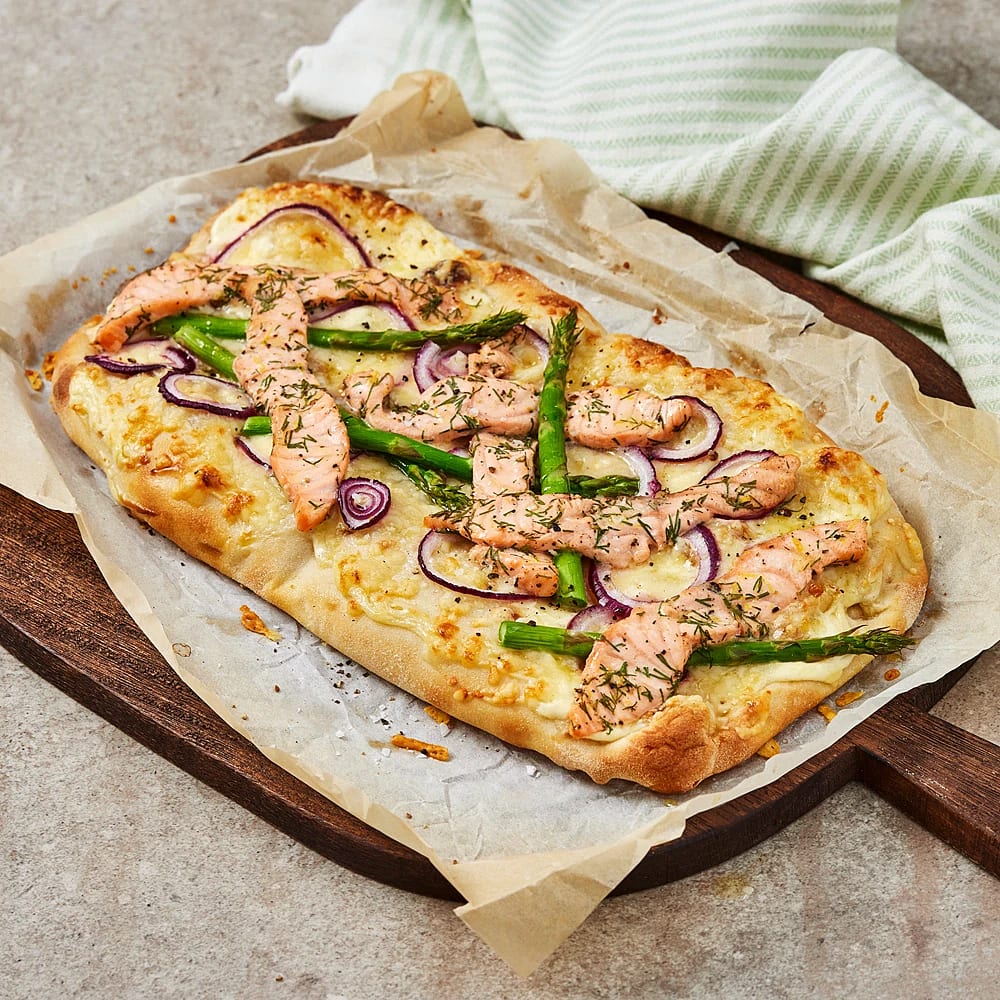 Pinsa med lax, sparris och citron | Recept ICA.se