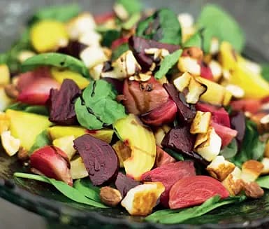 Rödbetssallad med halloumitärningar | Recept ICA.se